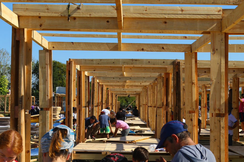 Cerca de 200 voluntarios de la Ong TECHO construyeron 20 viviendas para ...