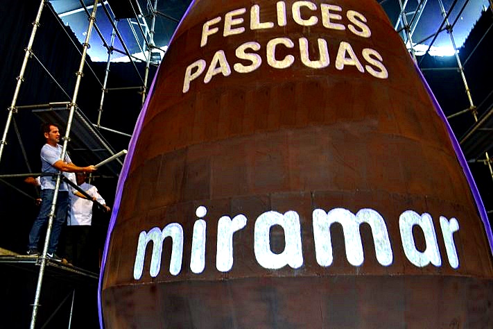 Miramar elabora un huevo de chocolate de 4.100 kilos y le quitará el ...