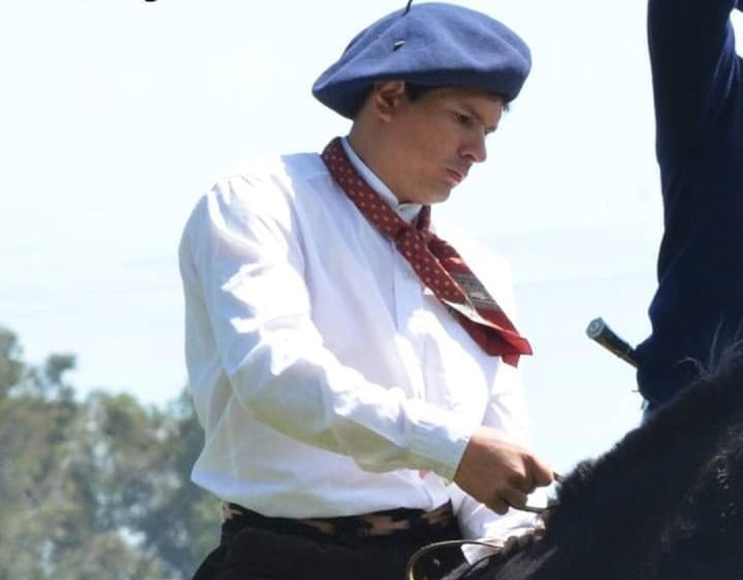 Video: un joven murió aplastado por un caballo durante una jineteada en ...
