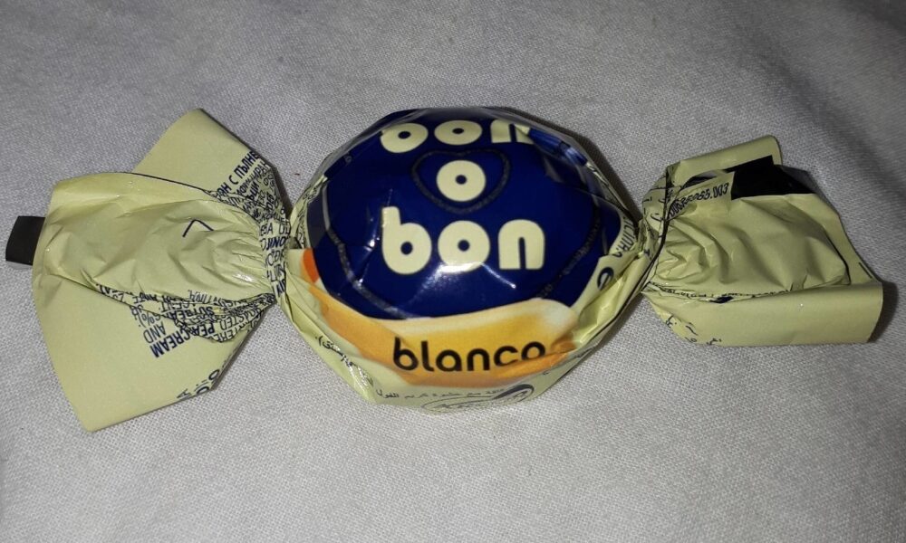 Un nene encontró un bon o bon envuelto en la calle, lo comió y terminó ...